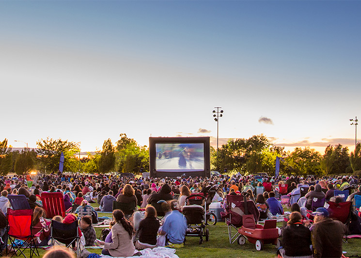 Outdoor Movies for Your Community | FunFlicks